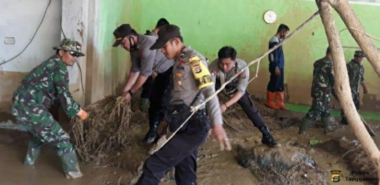 Polsek Wonosobo dan Semaka Bersama TNI Serta BPBD Bersihkan Sisa Longsor