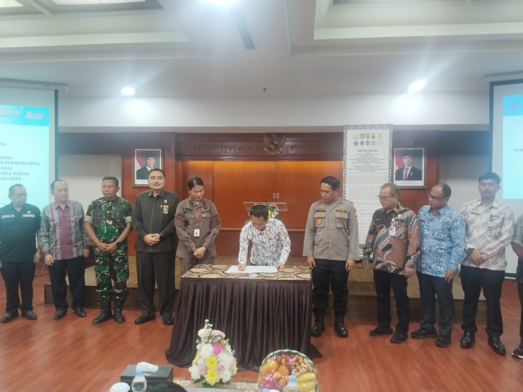 Dukung Ketahan Panganan, Kapolres Purwakarta Panen Raya Jagung